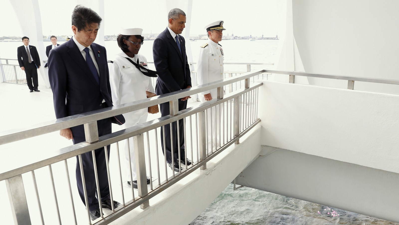Barack Obama and Minister Shinzo Abe visit a Pear Harbor memorial.
