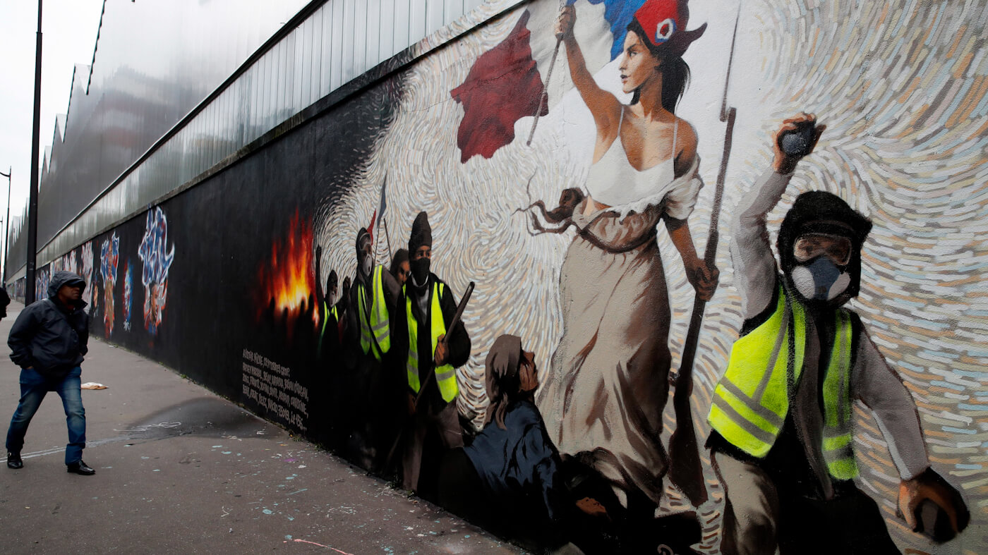 mural depicting Yellow Vest ,gilets jaunes, protesters in Paris