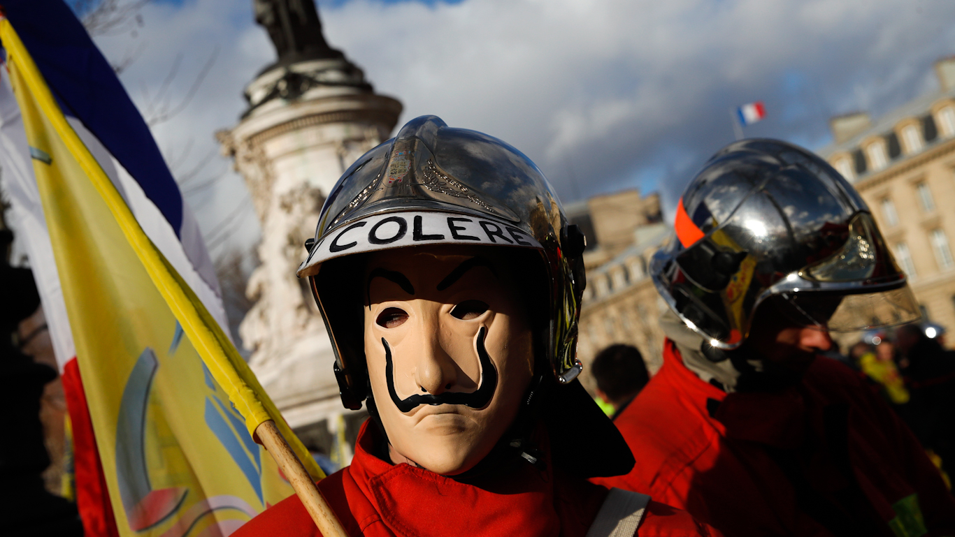Photo: Firefighters in France protest for better pay and working conditions