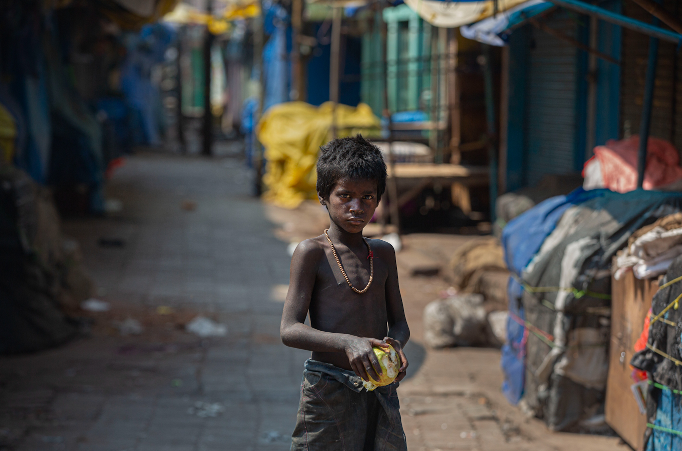 Photo: A homeless boy collects fruit amid coronavirus lockdown in India